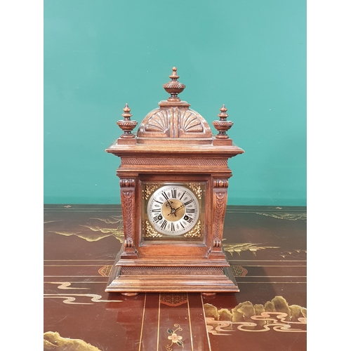 An oak cased Mantle Clock with brass dial, 1ft 6"H 11" W (R6).