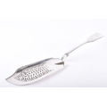 A George IV silver fish slice, fiddle pattern and crest engraved ...