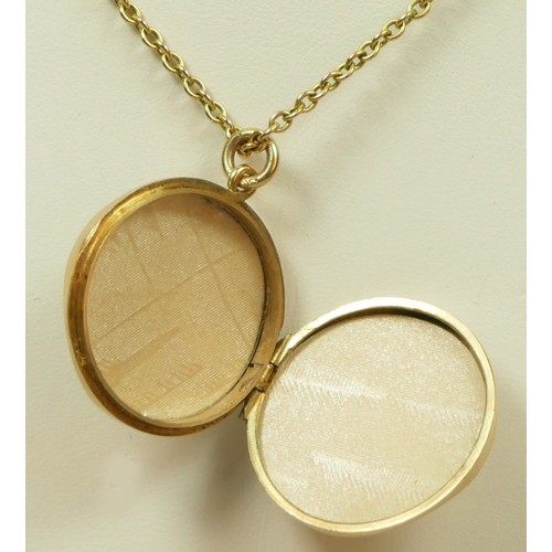 A 9ct gold circular locket, Chester 1951, 22mm diameter, chain, 6.4gm