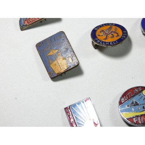 A collection of 17 Butlins metal and enamel badges, including Filey ...