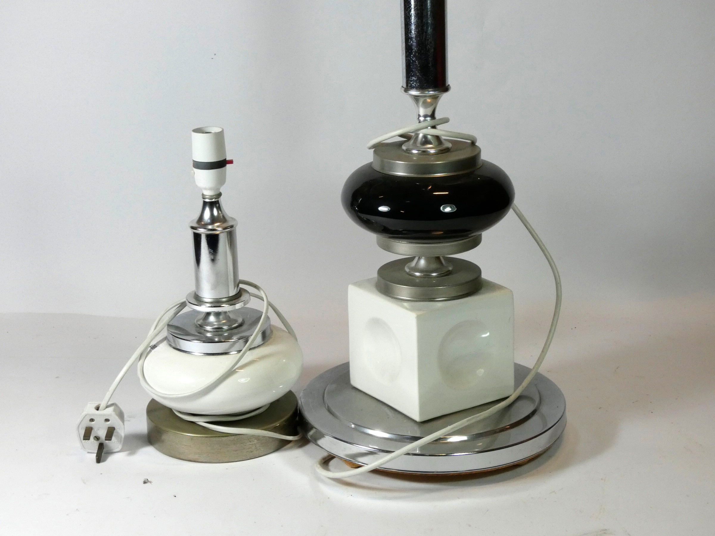 A collection of table lamps, to include an Art Deco style chrome column ...