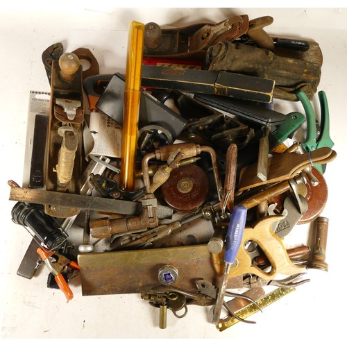 A collection of early 20th century and later carpenters hand tools, in ...