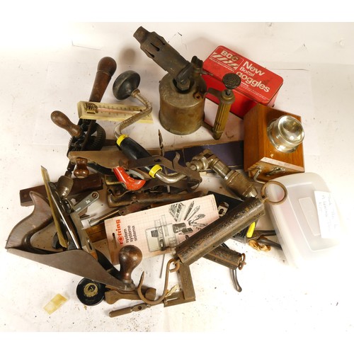 A collection of early 20th century and later carpenters hand tools, in ...