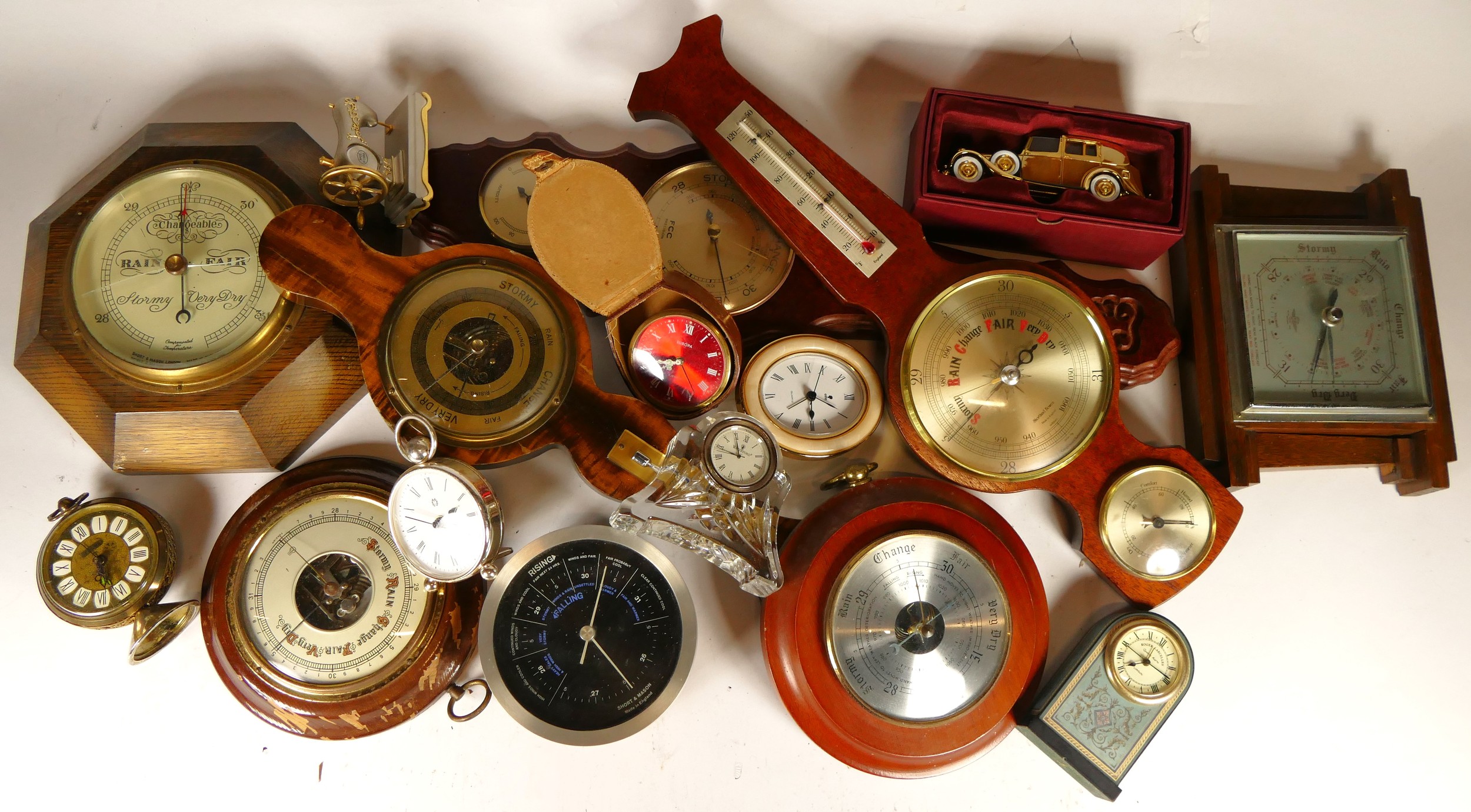A collection of mid 20th century and later clocks, to include mantel ...