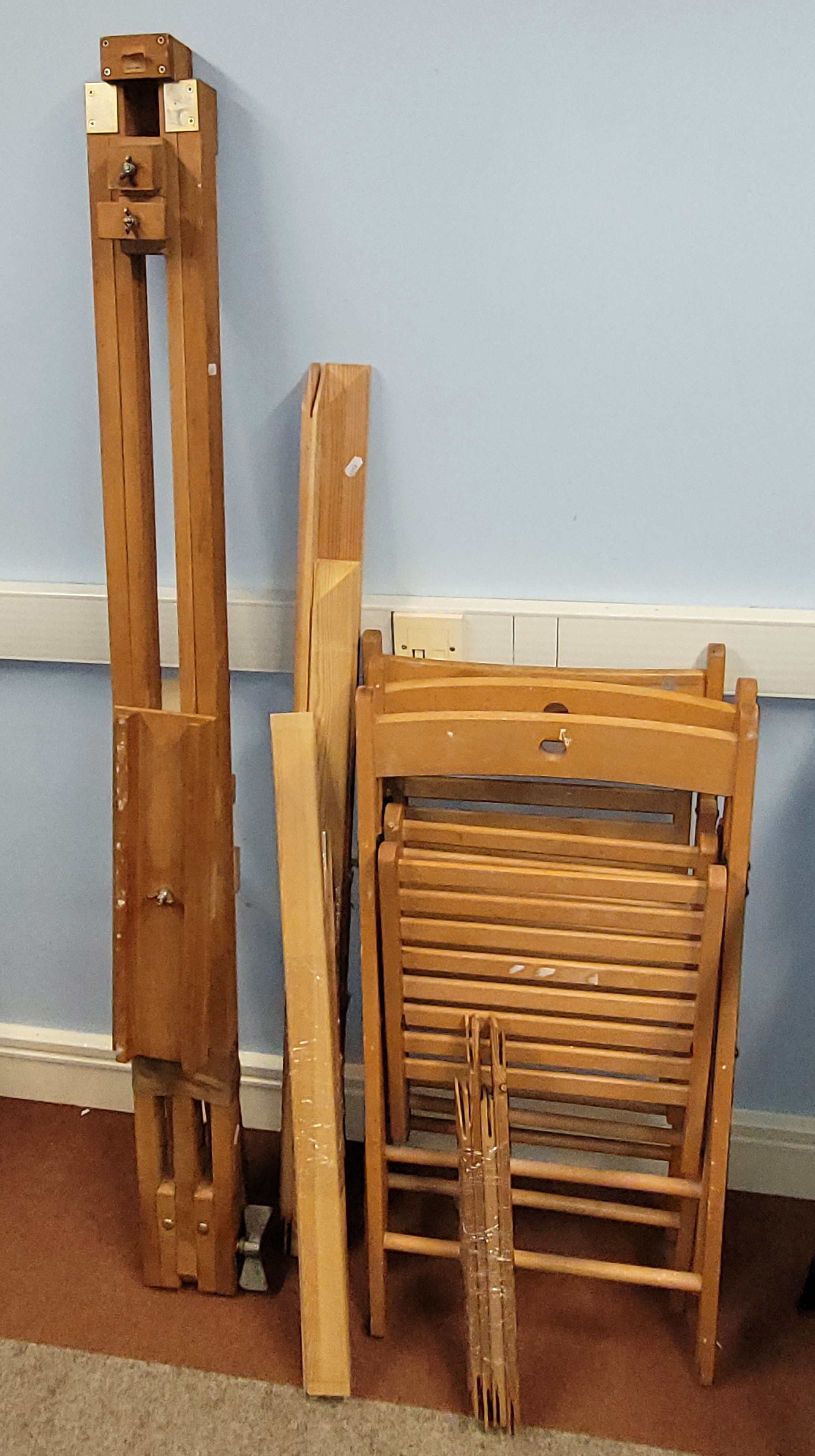 A Windsor & Newton adjustable floor standing artists easel, 156cm tall ...