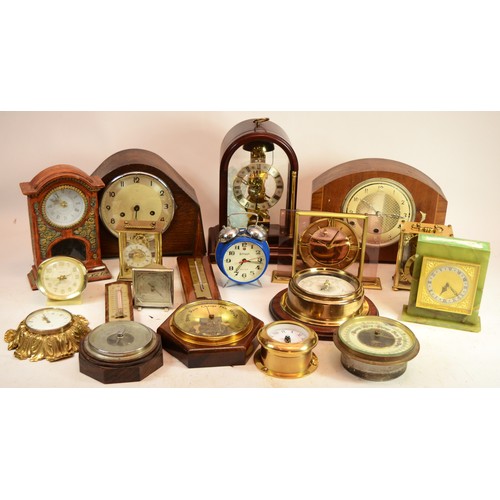 A collection of assorted clocks to include anniversary and mantle clocks, quartz brass cased carriag