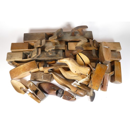 A collection of early 20th century and later carpenters hand tools in ...