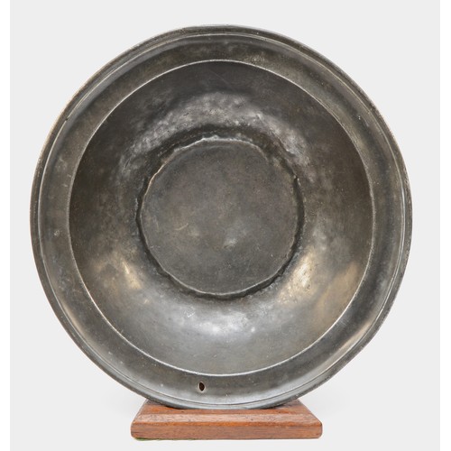 An 18th century pewter surgeon's or bleeding bowl, touch mark to the ...