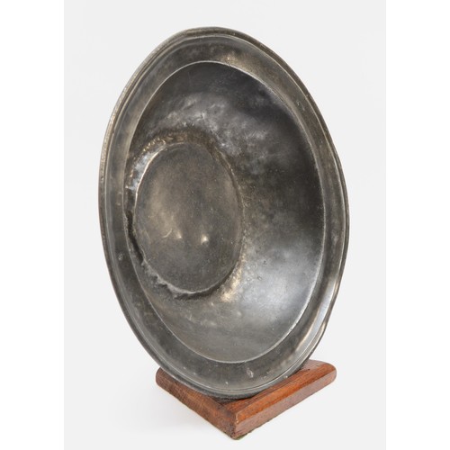 An 18th century pewter surgeon's or bleeding bowl, touch mark to the ...