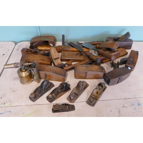 A collection of early 20th century and later carpenters hand tools, to ...