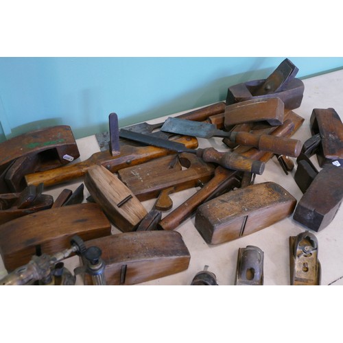 A collection of early 20th century and later carpenters hand tools, to ...