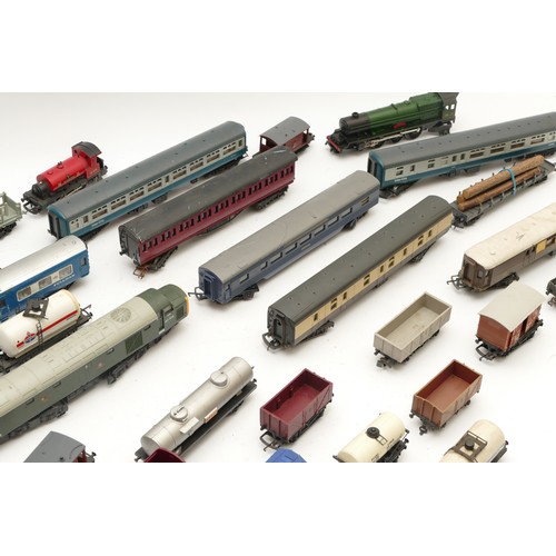 A collection of 00 gauge model railway, to include locomotives, engines ...