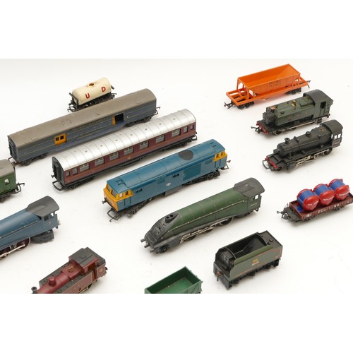 A collection of 00 gauge model railway, to include locomotives, tenders ...