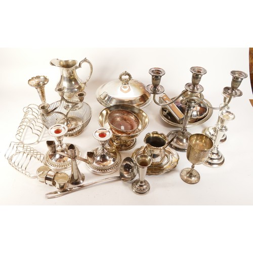 An assortment of metalwares, primarily brass and silver plated, to ...