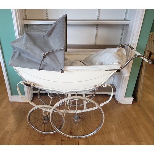 A mid 20th century Osnath cream coach pram, H134cm, W138cm.