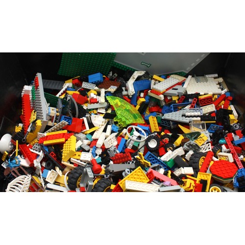 A substantial quantity approximately 10kg of loose Lego pieces, in one box.