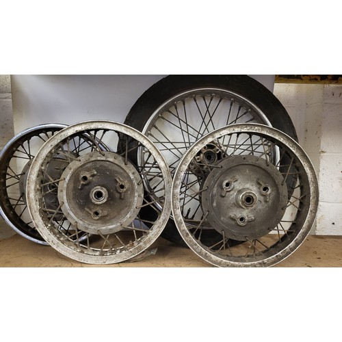 A pair of Dunlop WM 16" alloy rims and two chrome rims (4).