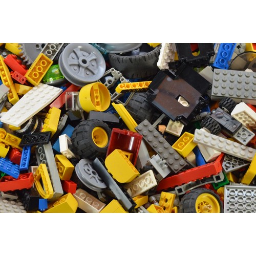 A substantial quantity of loose Lego pieces, approximately 15kg, in one ...