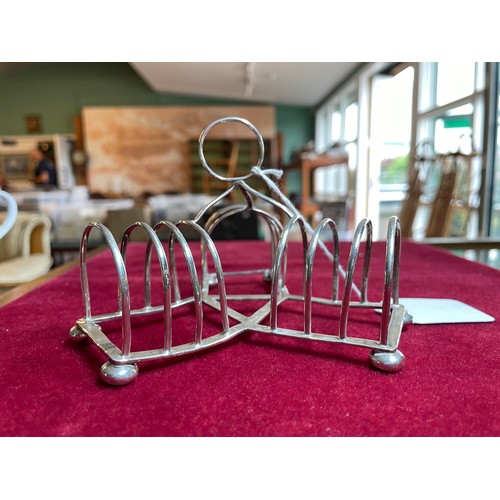 A silver three person nine division toast rack, Chester 1913, 14x9cm, 89gm.