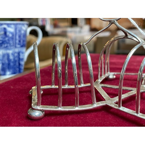A silver three person nine division toast rack, Chester 1913, 14x9cm, 89gm.