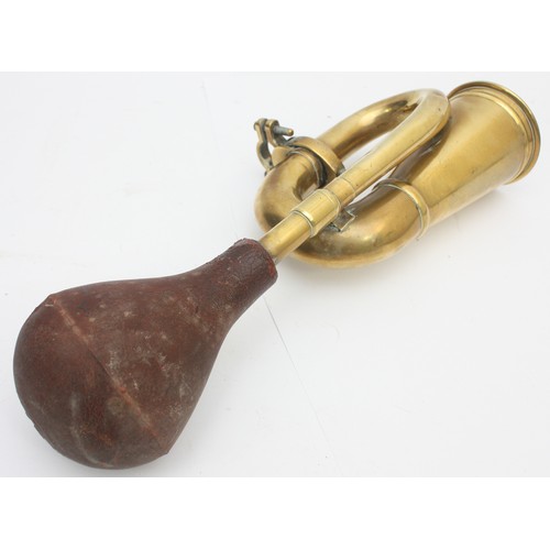 A Brass era coiled motorcar horn, with mounting bracket, overall 37cm.