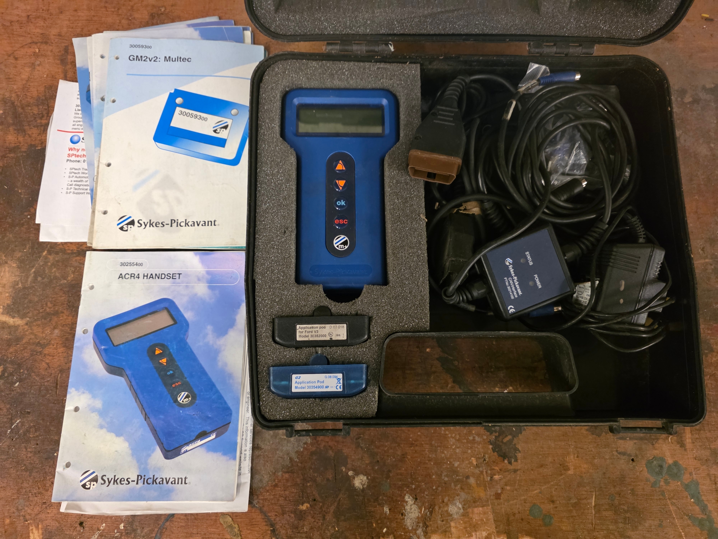 A Sykes-Pickavant ACR4 handset with instructions and accessories, case ...