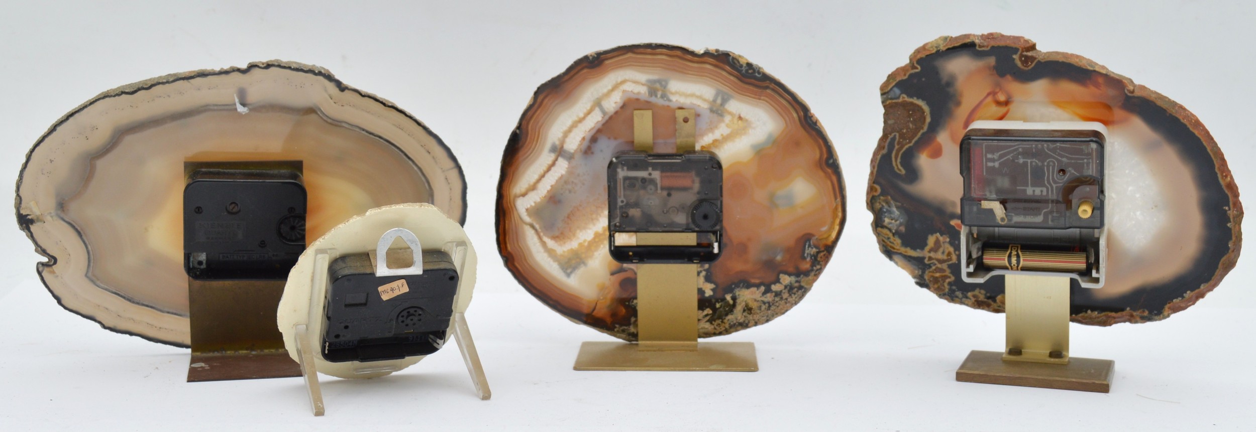 Four agate slice clocks having quartz movements. (4)