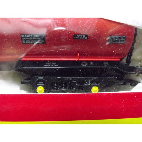 2 x Hornby Carriages - R6284 100 Ton Wagon PETROPLUS and R6139 ...