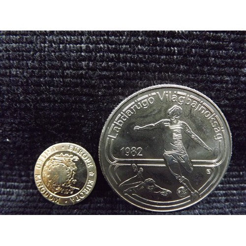 2 x Coins - Europe ~ United Kingdom 1992 ~ Fantasy Pattern Small 19 mm ...