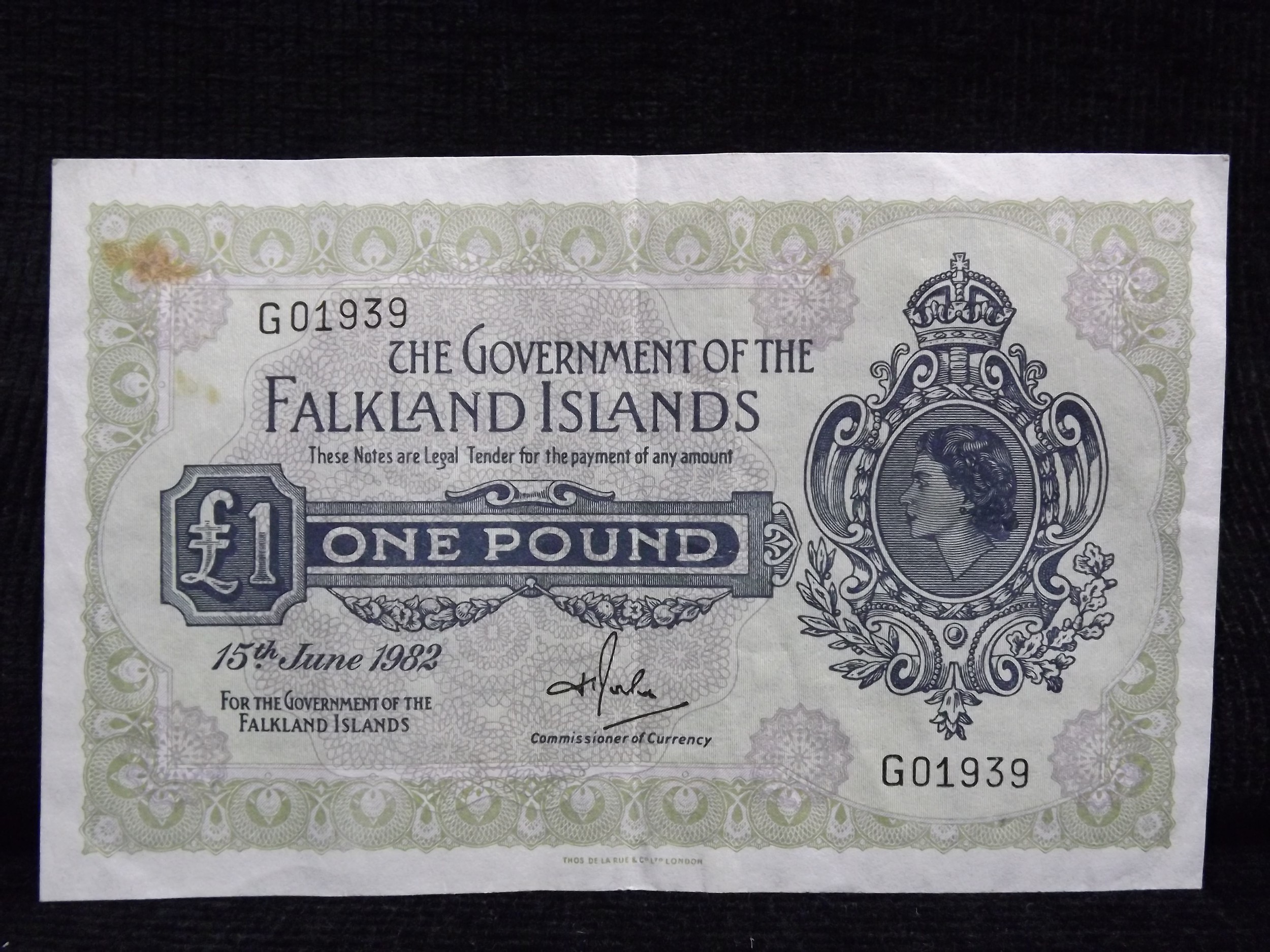 QE II Falklands Islands One Pound Note. G01939. Issued on 15th June ...