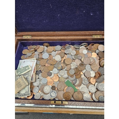 A quantity of World coins and banknotes