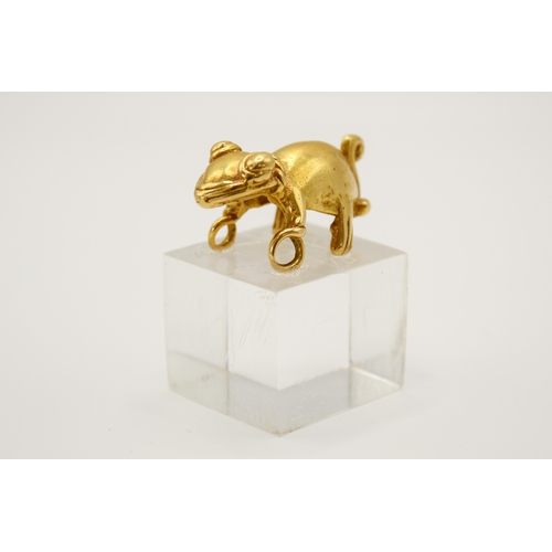 An 18ct gold (tested) 'bug' amulet. With head in the form of a frog ...