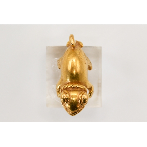 An 18ct gold (tested) 'bug' amulet. With head in the form of a frog ...