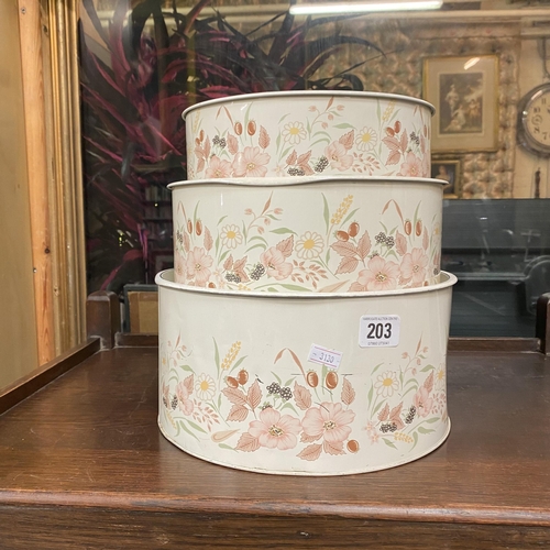 Set a three stacking cake tins