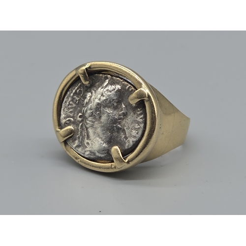 9CT GOLD RING WITH ROMAN DENARI DEPICTING JULIUS CEASAR, 11.7G