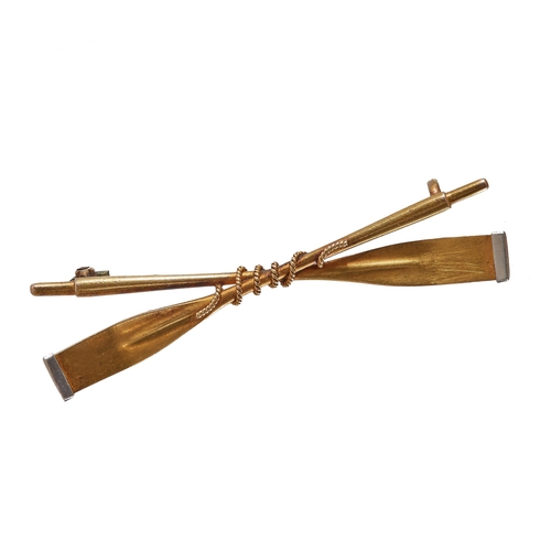 GOLD CROSSED ROWING OAR BROOCH, designed as 2 crossed rowing oars. W. 5 ...