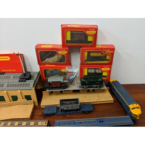 00 Gauge model railway related model trains to include a Bristol Castle ...