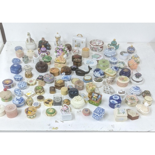 A selection of trinkets to include blue and white examples, a ...