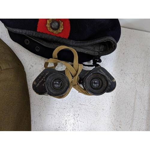 WW2 collectables to include a jacket, a beret, a belt, buttons ...