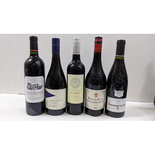 A mixed lot of 12 bottles of red wine, comprising: 2 x Hardys VR Shiraz ...