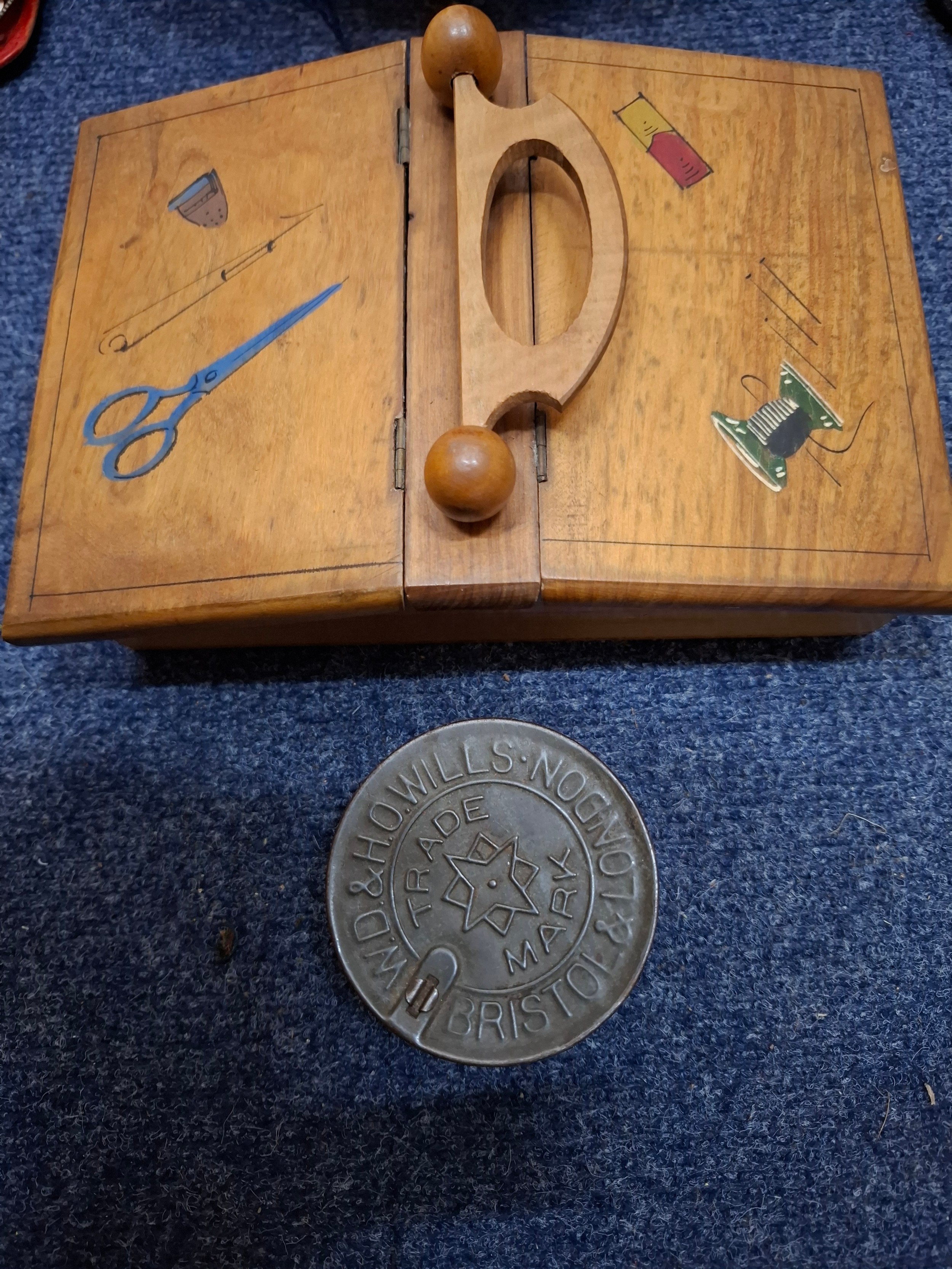 Mixed vintage sewing related items to include wooden cotton reels, 6 ...