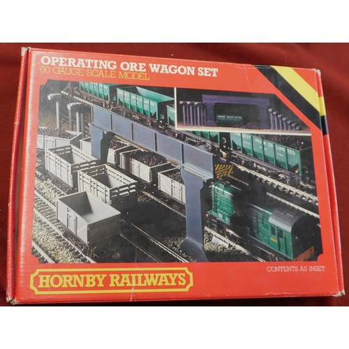 Hornby R415 Operating Ore Wagon Set. Mint in box.