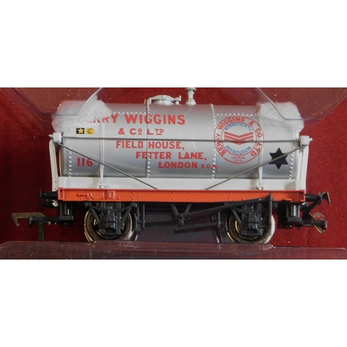 Bachmann 33-502B 14 Ton Tank Wagon 'Berry Wiggins' Silver (3). Mint in box