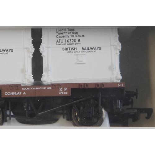 Bachmann 33-330 Conflat with 2 AFU Containers BR (White) (2). Mint in box.