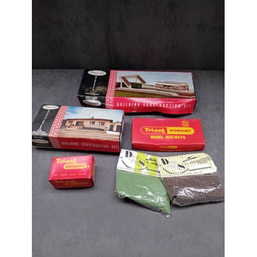 Mixed lot of OO/HO model railway buildings and accessories as pictured