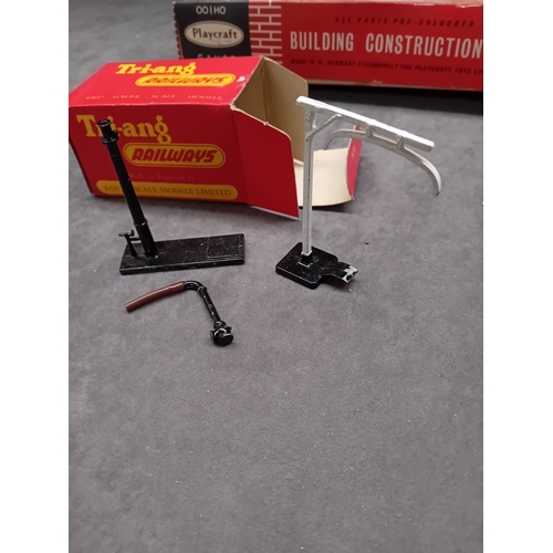 Mixed lot of OO/HO model railway buildings and accessories as pictured