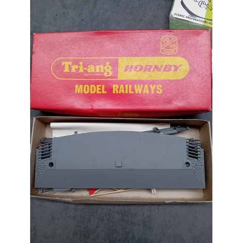 Mixed lot of OO/HO model railway buildings and accessories as pictured