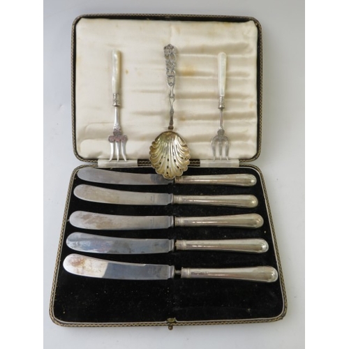 An Edwardian silver sugar sifter with scallop form bowl, hallmarked for ...