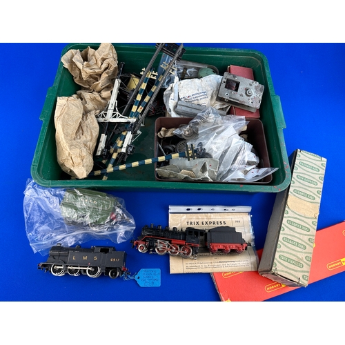 Box of Vintage Model Train Items Including Train Engines etc.