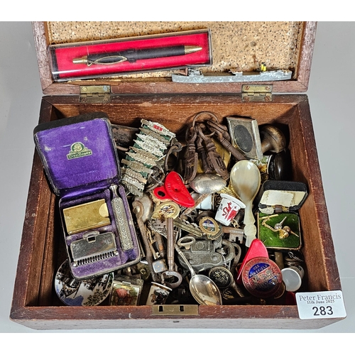 Wooden box of oddments to include: vintage keys, vintage shaving items ...